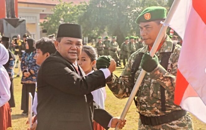 Bupati Semarang Awali Program Pembagian 5000 Bendera Merah Putih ...